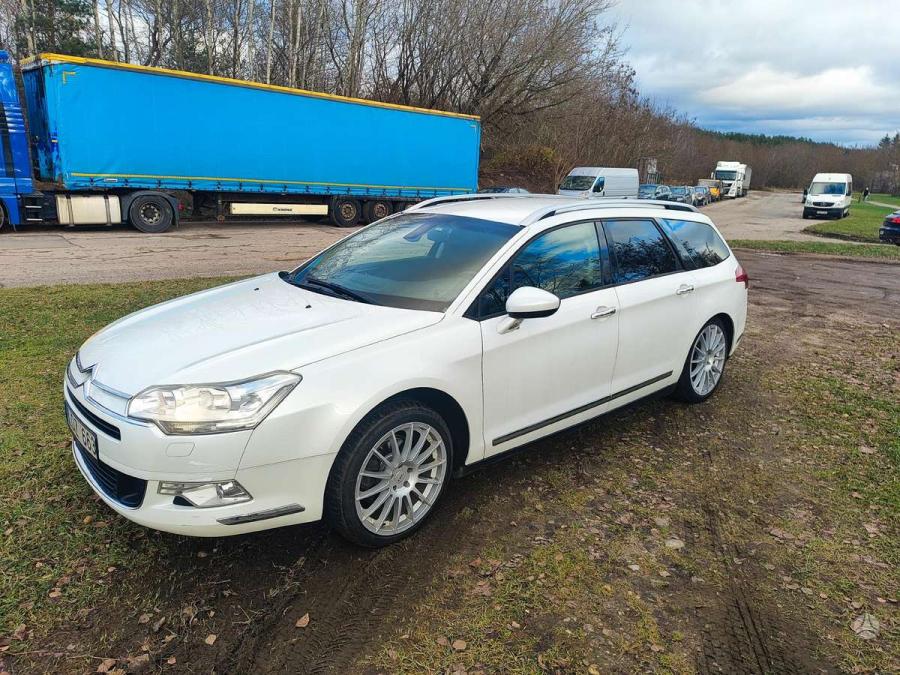 White Citroen C5 2010 in Vilnius, with an engine capacity of 2.00 L and mileage of 279 thousand km for 1950 €, photo 3 on AUTOMOTO.COM.LV