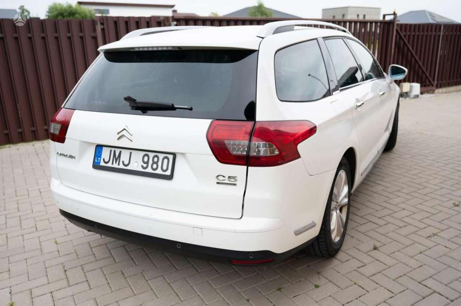 Balts Citroen C5 2011 Panevēža, ar dzinēja tilpumu 2.00 L un nobraukumu 306 tūkst. km par 2299 €, foto 4 vietnē AUTOMOTO.COM.LV