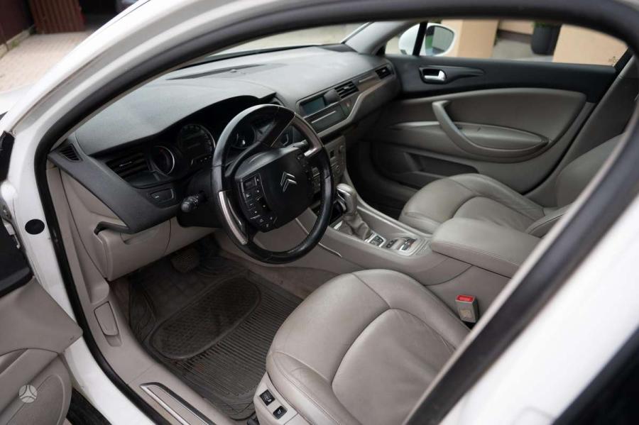 Balts Citroen C5 2011 Panevēža, ar dzinēja tilpumu 2.00 L un nobraukumu 306 tūkst. km par 2299 €, foto 12 vietnē AUTOMOTO.COM.LV