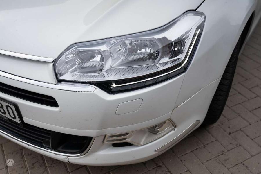 Balts Citroen C5 2011 Panevēža, ar dzinēja tilpumu 2.00 L un nobraukumu 306 tūkst. km par 2299 €, foto 15 vietnē AUTOMOTO.COM.LV