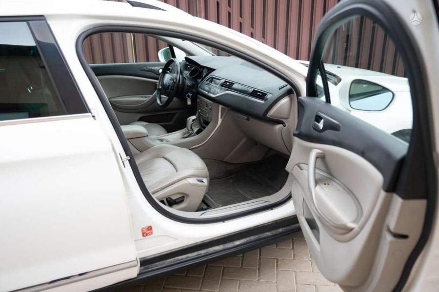 Balts Citroen C5 2011 Panevēža, ar dzinēja tilpumu 2.00 L un nobraukumu 306 tūkst. km par 2299 €, foto 19 vietnē AUTOMOTO.COM.LV