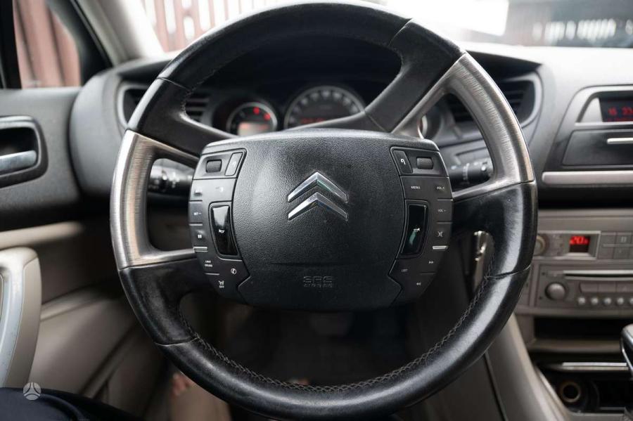 Balts Citroen C5 2011 Panevēža, ar dzinēja tilpumu 2.00 L un nobraukumu 306 tūkst. km par 2299 €, foto 21 vietnē AUTOMOTO.COM.LV
