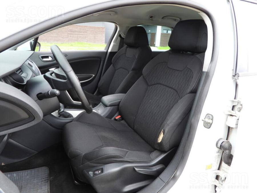White Citroen C5 2012 in Riga, with an engine capacity of 2.00 L and mileage of 323 thousand km for 5000 €, photo 10 on AUTOMOTO.COM.LV