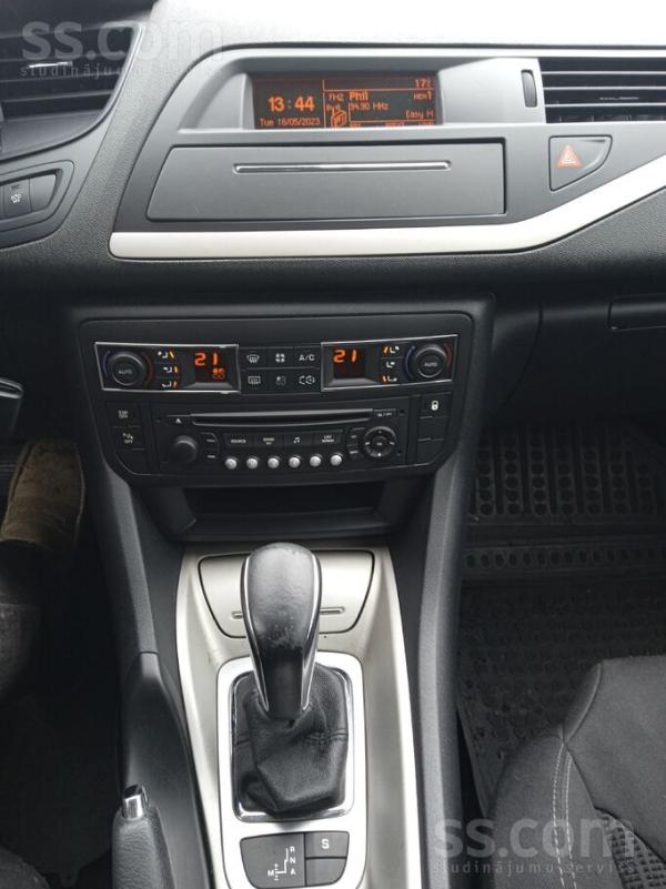 White Citroen C5 2012 in Riga, with an engine capacity of 1.60 L and mileage of 248 thousand km for 4650 €, photo 10 on AUTOMOTO.COM.LV