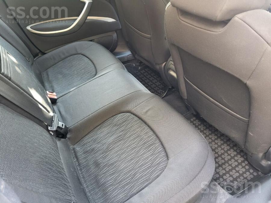 White Citroen C5 2012 in Riga, with an engine capacity of 1.60 L and mileage of 251 thousand km for 4550 €, photo 7 on AUTOMOTO.COM.LV