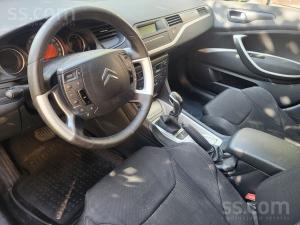 White Citroen C5 2012 in Riga, with an engine capacity of 1.60 L and mileage of 251 thousand km for 4550 €, photo 8 on AUTOMOTO.COM.LV