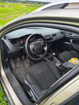 Yellow Citroen C5 2009 in Vilnius, with an engine capacity of 2.00 L and mileage of 376 thousand km for 1200 €, photo 9 on AUTOMOTO.COM.LV