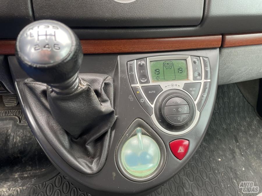 Zils Citroen C8 2005 Ukmergė, ar dzinēja tilpumu 2.20 L un nobraukumu 320 tūkst. km par 2000 €, foto 13 vietnē AUTOMOTO.COM.LV