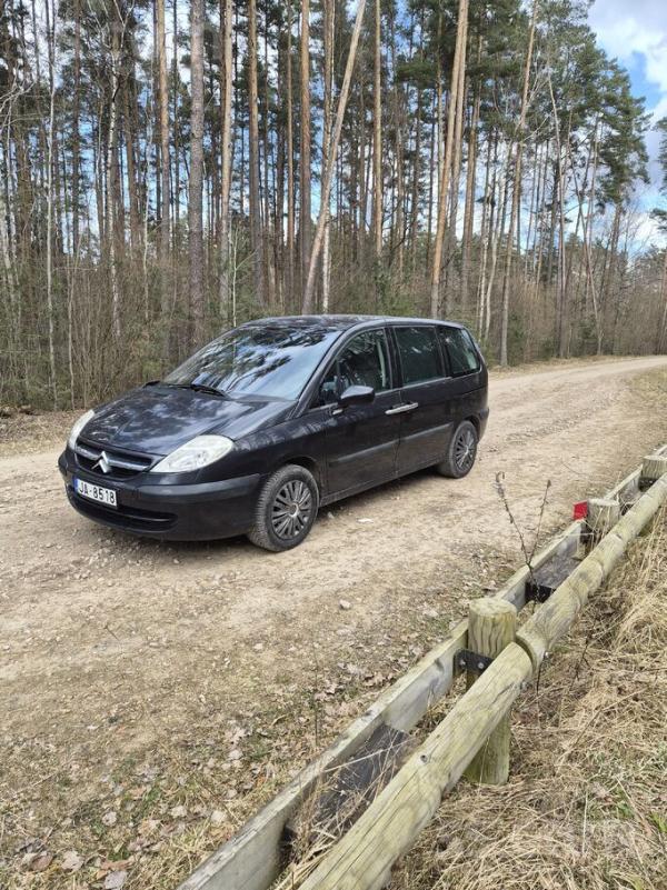 Green Citroen C8 2004 in Jelgava, with an engine capacity of 2.20 L and mileage of 296 thousand km for 1350 €, photo 1 on AUTOMOTO.COM.LV
