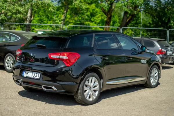 Melns Citroen DS 2013 Liepāja, ar dzinēja tilpumu 2.00 L un nobraukumu 198 tūkst. km par 8000 €, foto 4 vietnē AUTOMOTO.COM.LV