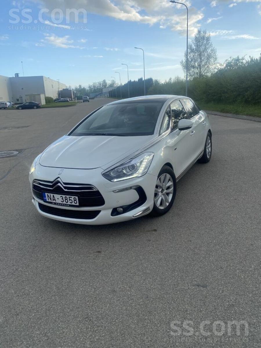White Citroen DS 2012 in Jelgava, with an engine capacity of 2.00 L and mileage of 205 thousand km for 6800 €, photo 1 on AUTOMOTO.COM.LV