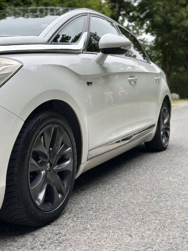 White Citroen DS 2013 in Bauska, with an engine capacity of 2.00 L and mileage of 237 thousand km for 5990 €, photo 10 on AUTOMOTO.COM.LV