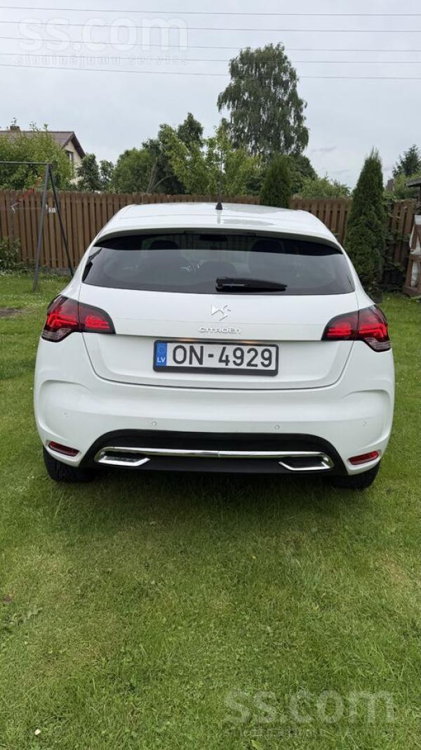 White Citroen DS 2014 in Riga, with an engine capacity of 2.00 L and mileage of 174 thousand km for 5550 €, photo 4 on AUTOMOTO.COM.LV