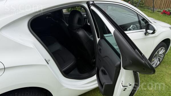 White Citroen DS 2014 in Riga, with an engine capacity of 2.00 L and mileage of 174 thousand km for 5550 €, photo 8 on AUTOMOTO.COM.LV