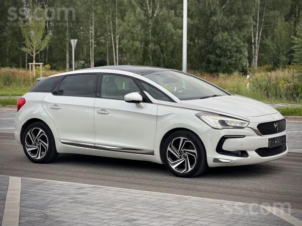 Citroen DS 2017 in Jelgava on AUTOMOTO.COM.LV White Citroen DS 2017 in Jelgava, with an engine capacity of 2.00 L and mileage of 165 thousand km for 9300 €, photo 4 on AUTOMOTO.COM.LV