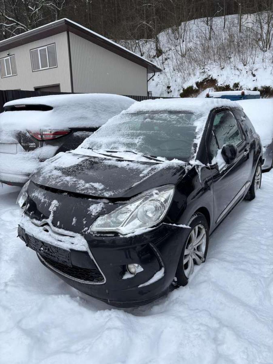 Black Citroen DS3 2010 in Kaunas, with an engine capacity of 1.60 L and mileage of 180 thousand km for 1300 €, photo 1 on AUTOMOTO.COM.LV