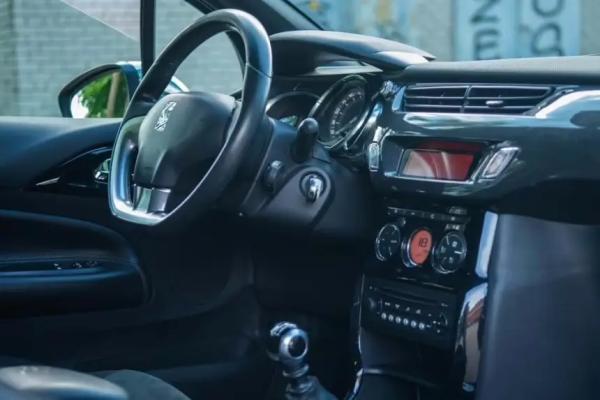 Melns Citroen DS3 2010 Grobiņa, ar dzinēja tilpumu 1.60 L un nobraukumu 242 tūkst. km par 4800 €, foto 9 vietnē AUTOMOTO.COM.LV