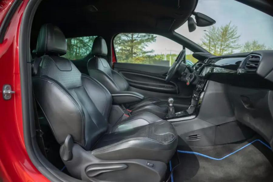 Sarkans Citroen DS3 2010 Liepāja, ar dzinēja tilpumu 1.60 L un nobraukumu 289 tūkst. km par 4500 €, foto 13 vietnē AUTOMOTO.COM.LV