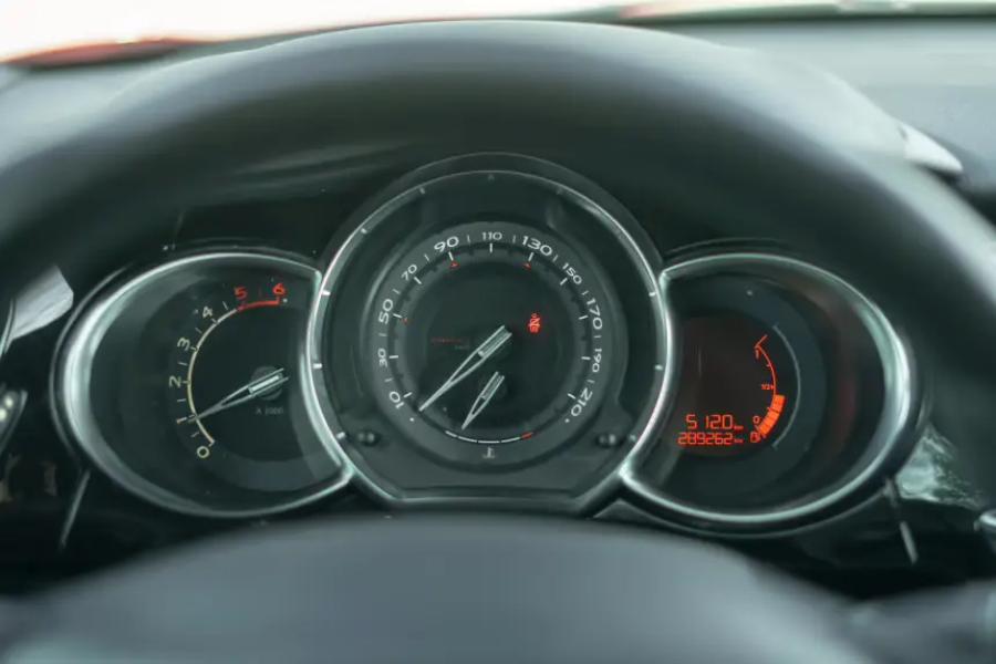 Sarkans Citroen DS3 2010 Liepāja, ar dzinēja tilpumu 1.60 L un nobraukumu 289 tūkst. km par 4500 €, foto 14 vietnē AUTOMOTO.COM.LV