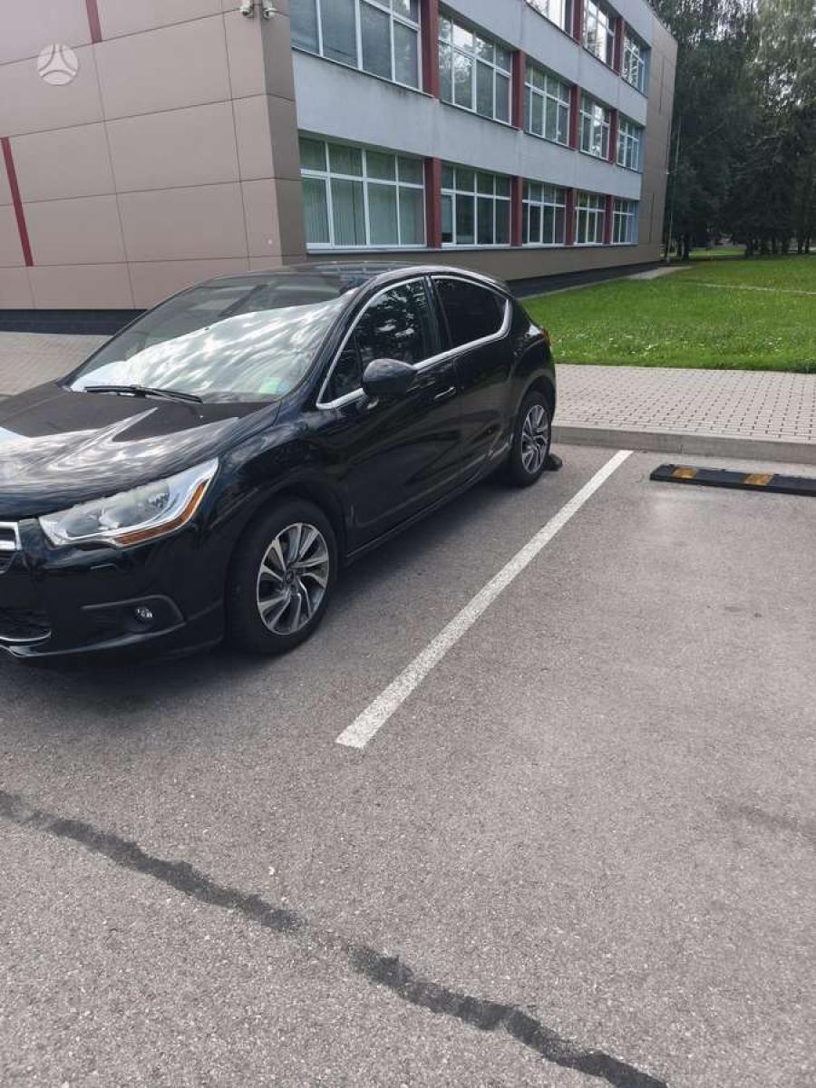 Black Citroen DS4 2011 in Marijampole, with an engine capacity of 1.56 L and mileage of 220 thousand km for 4700 €, photo 1 on AUTOMOTO.COM.LV