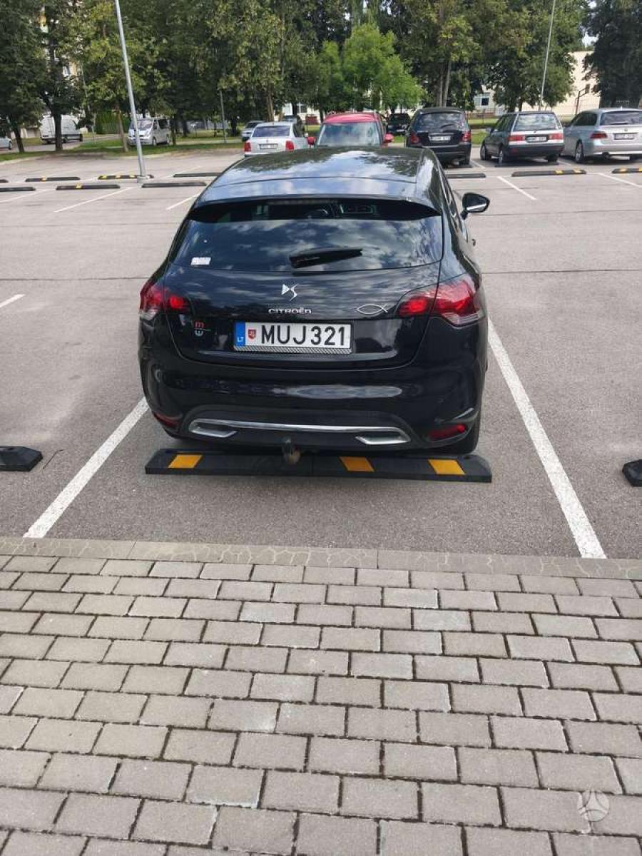 Black Citroen DS4 2011 in Marijampole, with an engine capacity of 1.56 L and mileage of 220 thousand km for 4700 €, photo 5 on AUTOMOTO.COM.LV