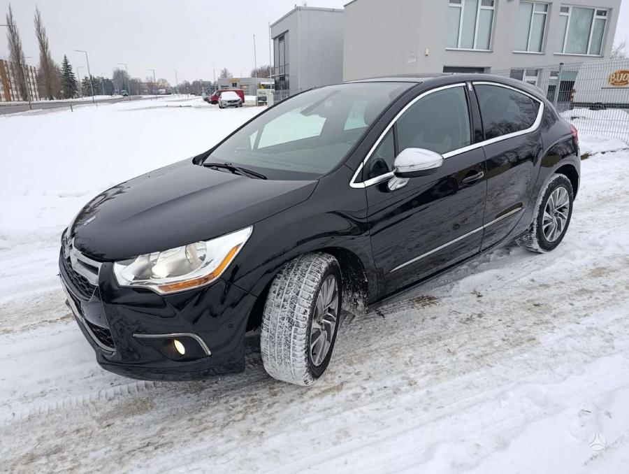 Black Citroen DS4 2015 in Alytus, with an engine capacity of 1.20 L and mileage of 169 thousand km for 4900 €, photo 1 on AUTOMOTO.COM.LV