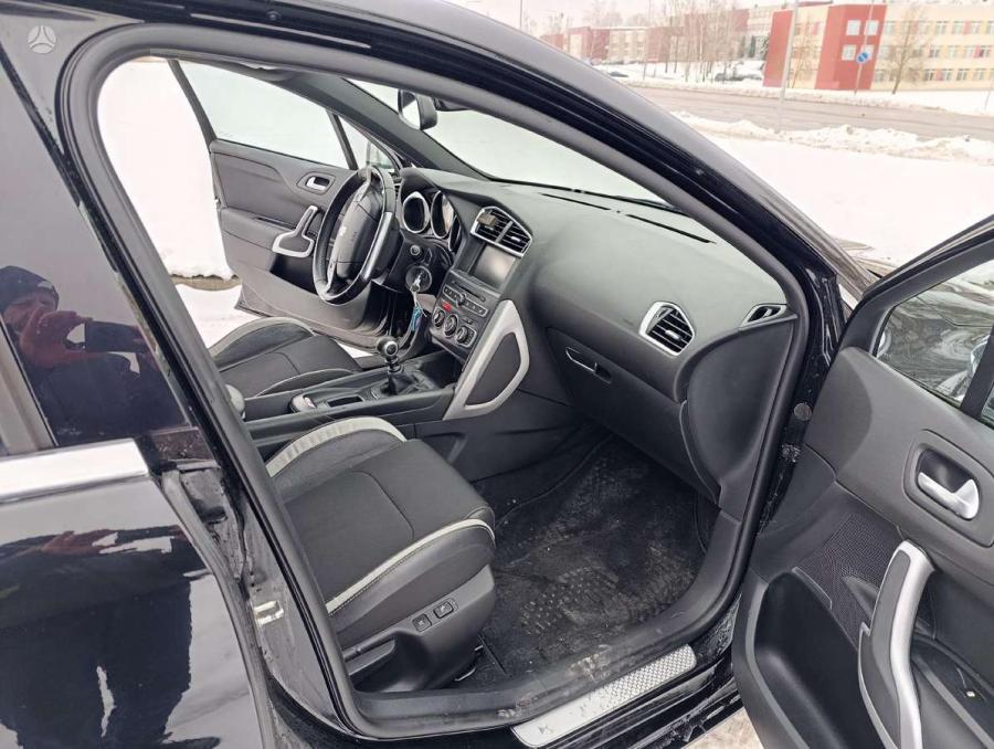 Black Citroen DS4 2015 in Alytus, with an engine capacity of 1.20 L and mileage of 169 thousand km for 4900 €, photo 11 on AUTOMOTO.COM.LV