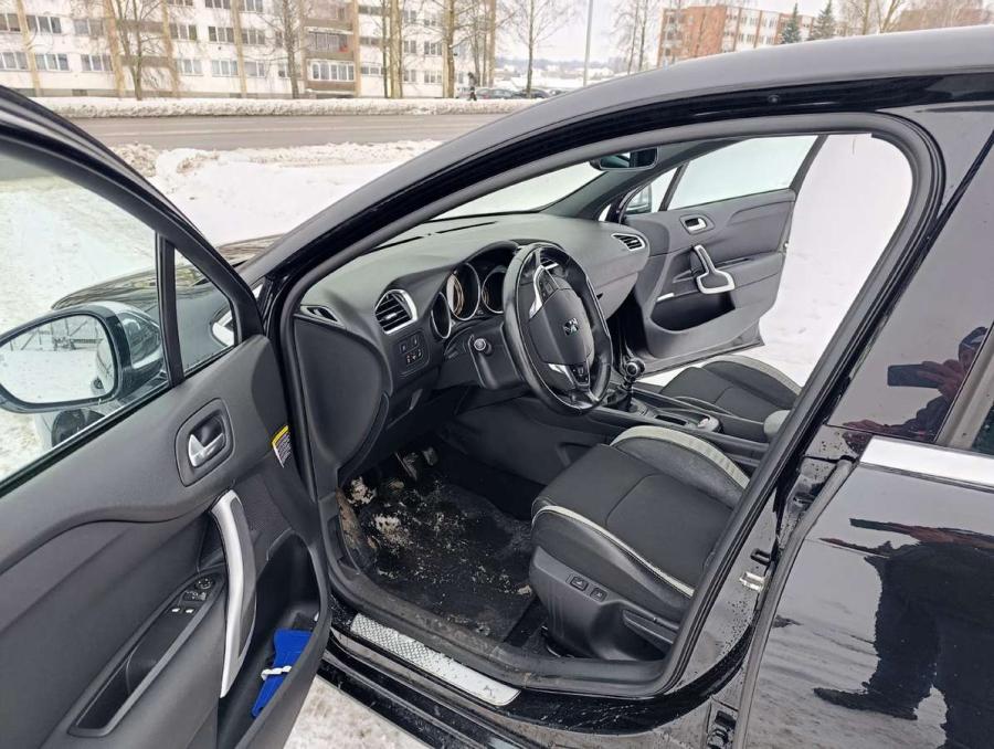 Black Citroen DS4 2015 in Alytus, with an engine capacity of 1.20 L and mileage of 169 thousand km for 4900 €, photo 14 on AUTOMOTO.COM.LV