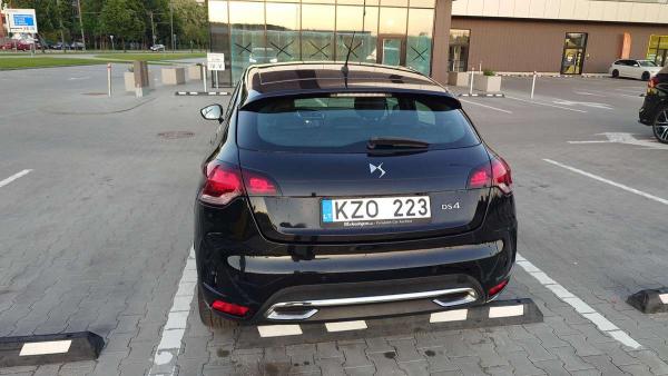 Black Citroen DS4 2016 in Kaunas, with an engine capacity of 1.60 L and mileage of 153 thousand km for 7490 €, photo 4 on AUTOMOTO.COM.LV