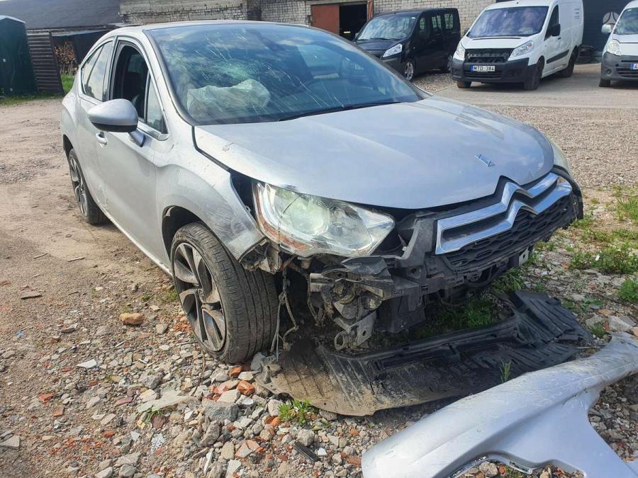 Pelēks Citroen DS4 2011 Viļņa, ar dzinēja tilpumu 1.60 L un nobraukumu 100 tūkst. km par 1250 €, foto 5 vietnē AUTOMOTO.COM.LV