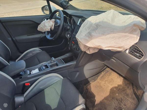 Pelēks Citroen DS4 2011 Viļņa, ar dzinēja tilpumu 1.60 L un nobraukumu 100 tūkst. km par 1250 €, foto 9 vietnē AUTOMOTO.COM.LV