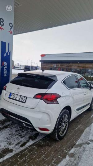 Balts Citroen DS4 2011 Panevēža, ar dzinēja tilpumu 1.60 L un nobraukumu 127 tūkst. km par 3700 €, foto 11 vietnē AUTOMOTO.COM.LV