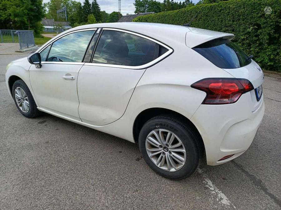 Balts Citroen DS4 2011 Plungė, ar dzinēja tilpumu 1.60 L un nobraukumu 308 tūkst. km par 2800 €, foto 6 vietnē AUTOMOTO.COM.LV