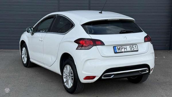 White Citroen DS4 2011 in Vilnius, with an engine capacity of 1.56 L and mileage of 301 thousand km for 3250 €, photo 3 on AUTOMOTO.COM.LV