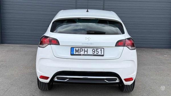 White Citroen DS4 2011 in Vilnius, with an engine capacity of 1.56 L and mileage of 301 thousand km for 3250 €, photo 4 on AUTOMOTO.COM.LV