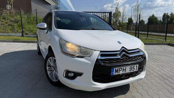 White Citroen DS4 2011 in Vilnius, with an engine capacity of 1.56 L and mileage of 301 thousand km for 4250 €, photo 1 on AUTOMOTO.COM.LV