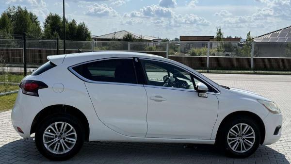 White Citroen DS4 2011 in Vilnius, with an engine capacity of 1.56 L and mileage of 301 thousand km for 4250 €, photo 3 on AUTOMOTO.COM.LV