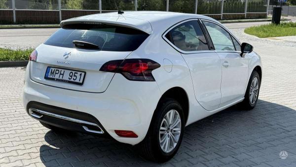 White Citroen DS4 2011 in Vilnius, with an engine capacity of 1.56 L and mileage of 301 thousand km for 4250 €, photo 4 on AUTOMOTO.COM.LV