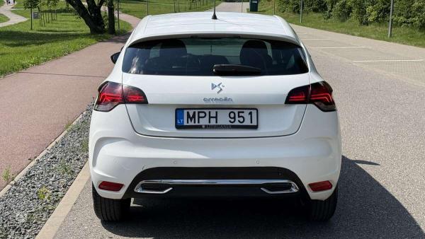 White Citroen DS4 2011 in Vilnius, with an engine capacity of 1.56 L and mileage of 301 thousand km for 3499 €, photo 4 on AUTOMOTO.COM.LV