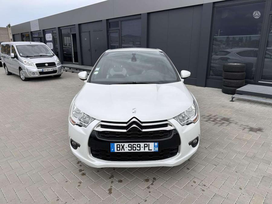 White Citroen DS4 2011 in Taurage, with an engine capacity of 1.56 L and mileage of 235 thousand km for 3300 €, photo 3 on AUTOMOTO.COM.LV