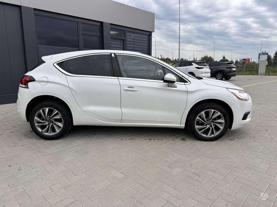 White Citroen DS4 2011 in Taurage, with an engine capacity of 1.56 L and mileage of 235 thousand km for 3300 €, photo 5 on AUTOMOTO.COM.LV