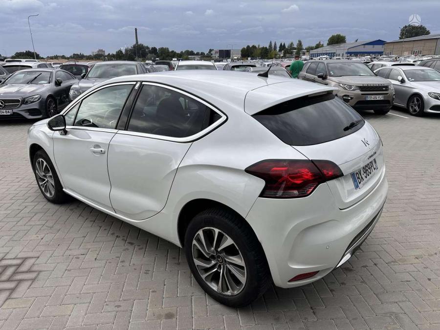 White Citroen DS4 2011 in Taurage, with an engine capacity of 1.56 L and mileage of 235 thousand km for 3300 €, photo 8 on AUTOMOTO.COM.LV
