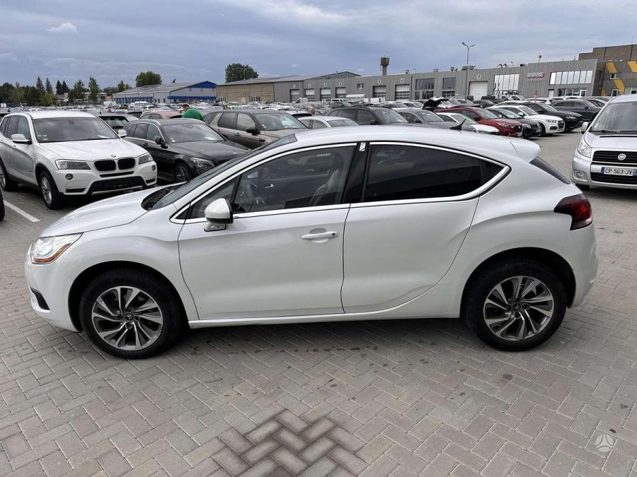 White Citroen DS4 2011 in Taurage, with an engine capacity of 1.56 L and mileage of 235 thousand km for 3300 €, photo 9 on AUTOMOTO.COM.LV
