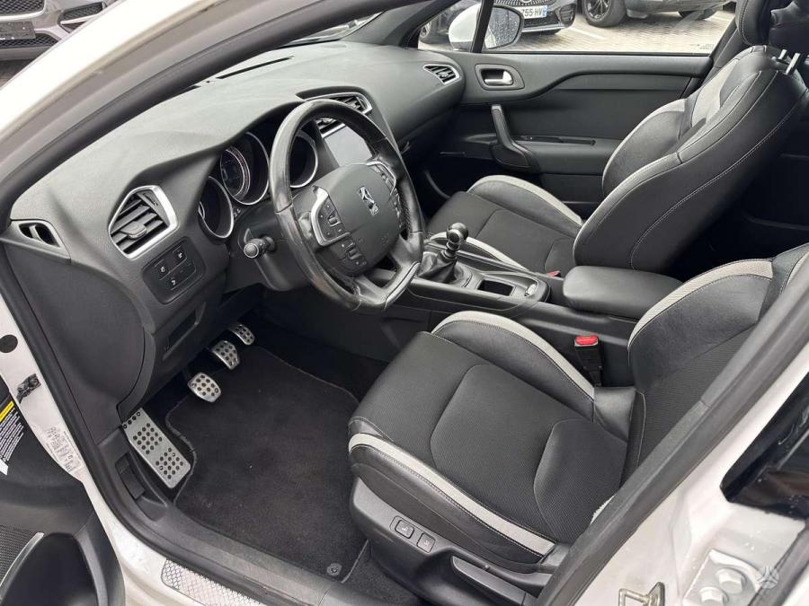 White Citroen DS4 2011 in Taurage, with an engine capacity of 1.56 L and mileage of 235 thousand km for 3300 €, photo 10 on AUTOMOTO.COM.LV