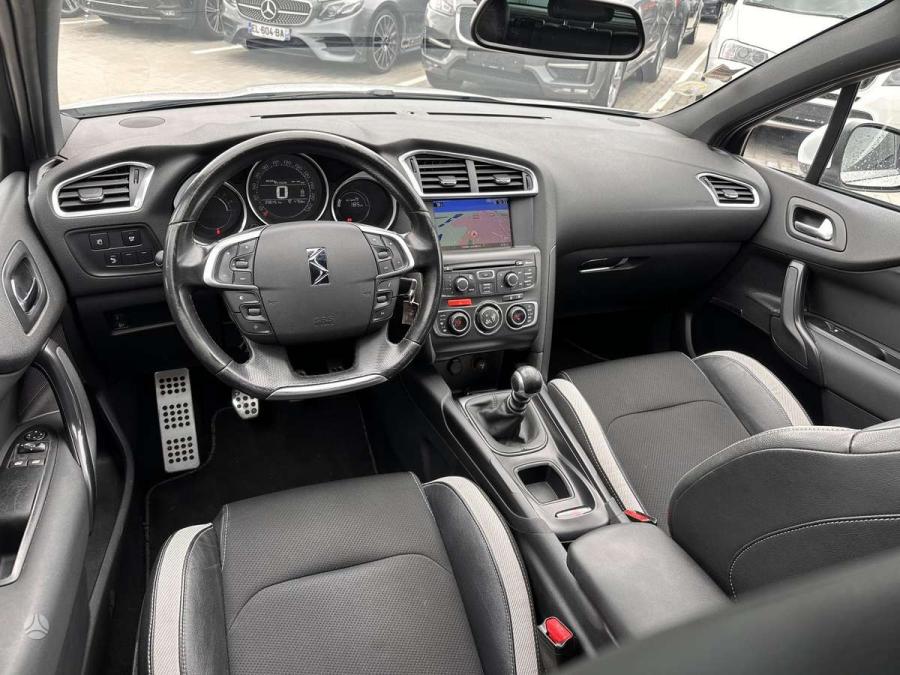 White Citroen DS4 2011 in Taurage, with an engine capacity of 1.56 L and mileage of 235 thousand km for 3300 €, photo 11 on AUTOMOTO.COM.LV