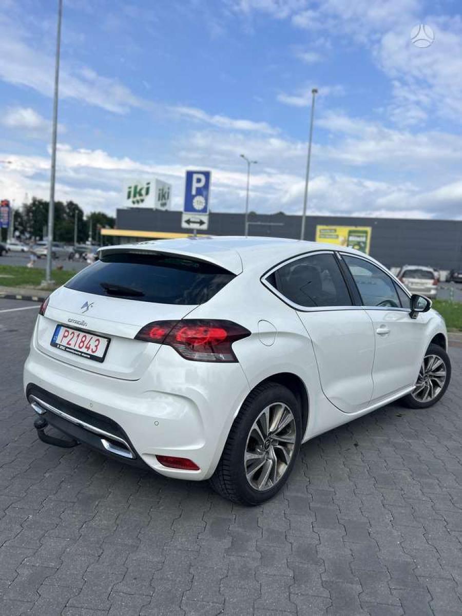 White Citroen DS4 2012 in Kaunas, with an engine capacity of 2.00 L and mileage of 291 thousand km for 4150 €, photo 8 on AUTOMOTO.COM.LV