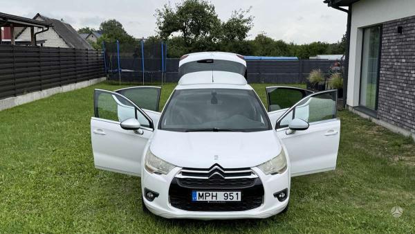 White Citroen DS4 2012 in Vilnius, with an engine capacity of 1.56 L and mileage of 300 thousand km for 3250 €, photo 1 on AUTOMOTO.COM.LV
