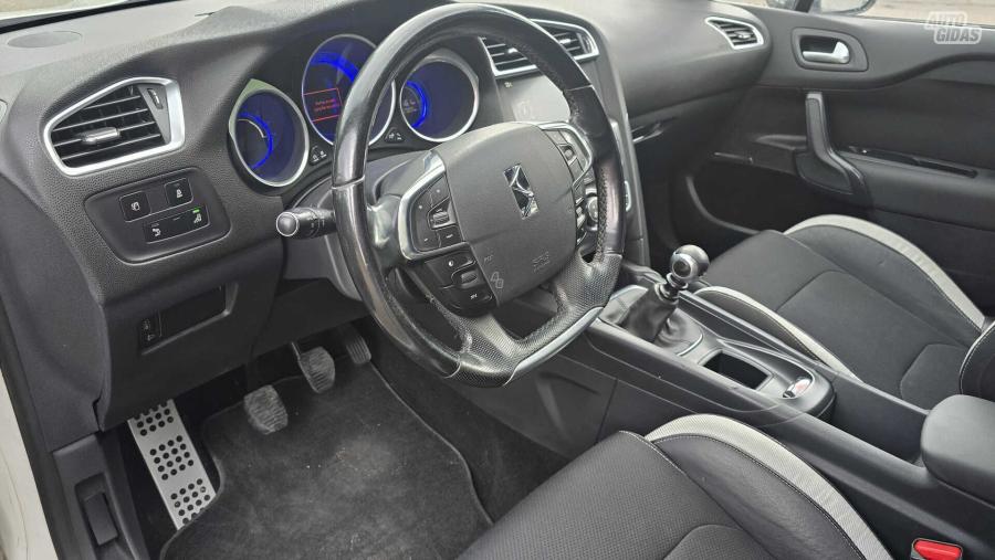 White Citroen DS4 2015 in Kaunas, with an engine capacity of 2.00 L and mileage of 176 thousand km for 6200 €, photo 16 on AUTOMOTO.COM.LV