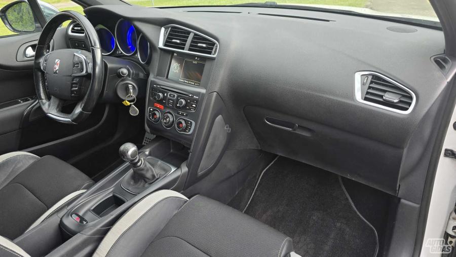 White Citroen DS4 2015 in Kaunas, with an engine capacity of 2.00 L and mileage of 176 thousand km for 6200 €, photo 28 on AUTOMOTO.COM.LV
