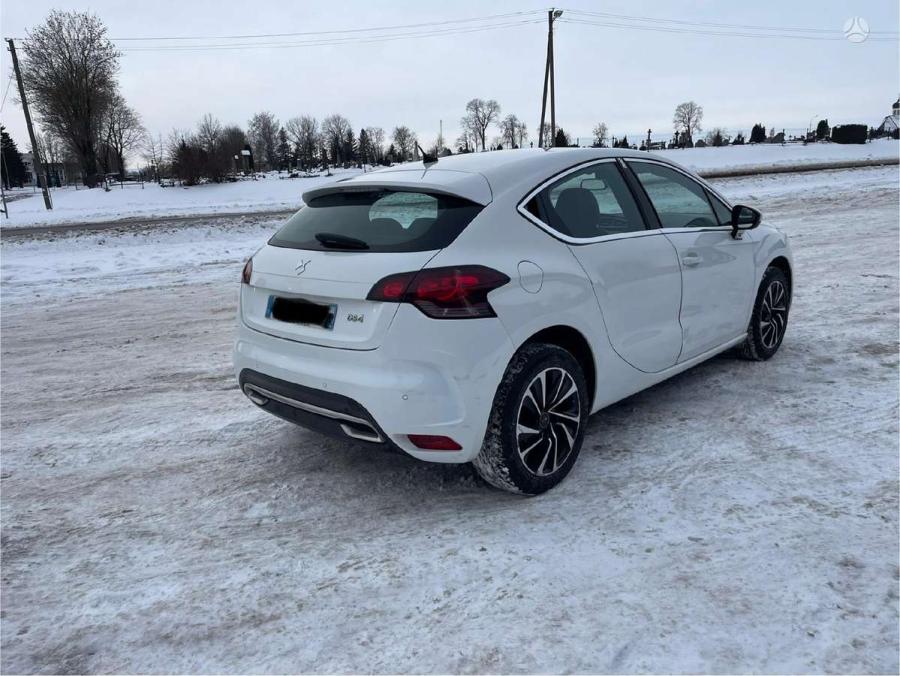 Balts Citroen DS4 2016 Tauragė, ar dzinēja tilpumu 1.20 L un nobraukumu 144 tūkst. km par 4600 €, foto 3 vietnē AUTOMOTO.COM.LV